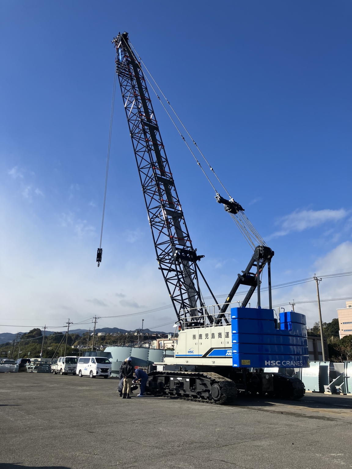 令和5年12月 クローラクレーン 100tを新規導入しました | 鹿児島を中心に港湾荷役・海陸輸送業・倉庫業を担う鹿児島商運組公式サイト